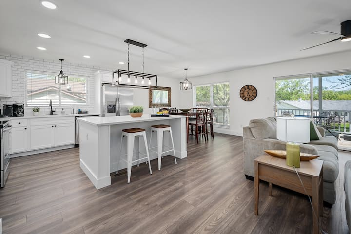 Blair's House 5 Bed 2 Bath - Game Room - Hot Tub - O'Fallon, MO