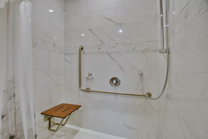 Accessible Studio Suite 1 + Free Parking! - Meaford