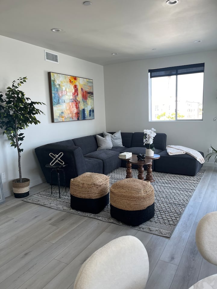 Modern Beverly Grove Retreat • Luxury Apartment! - Beverly Hills, CA