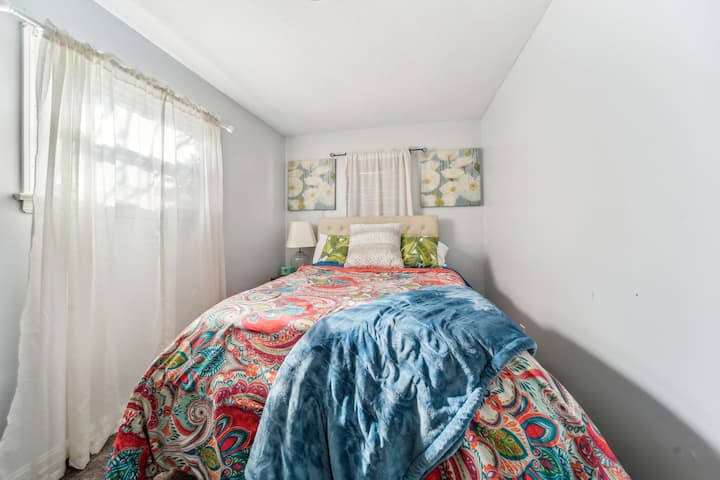 S Cleveland 2 Bedroom 1 B Home Near Maple Heights - Bedford, OH