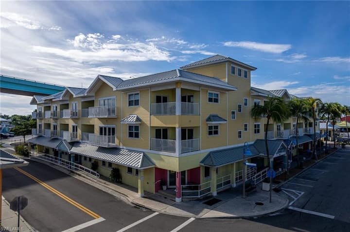 Harbour House Condo Walk 2 Beach - Fort Myers Beach, FL