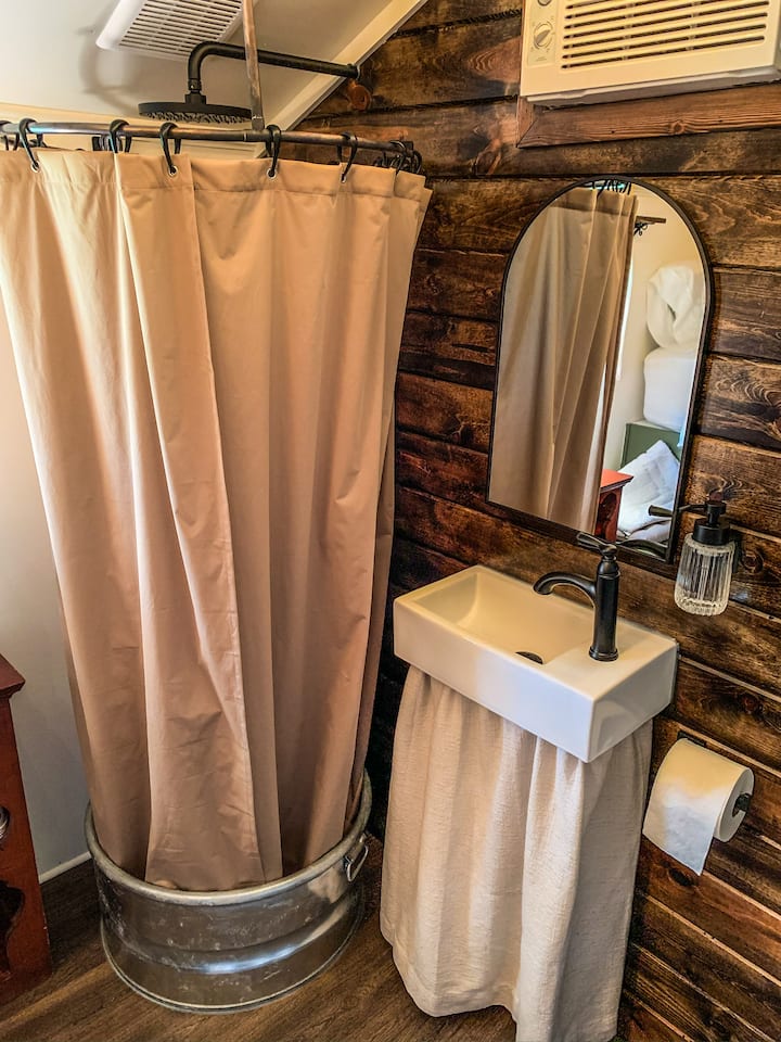 "Bitsy" The Tiny Cabin - Hammond, LA