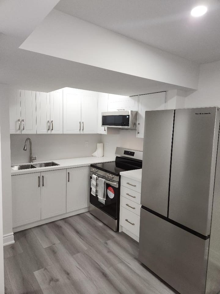 Spacious 2 Bed Basement Suite - Milton