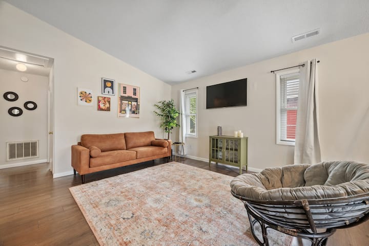 Peruse, Schmooze & Stay - Suffolk, VA