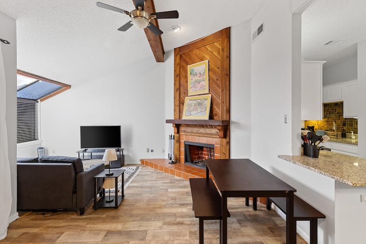 Gated 1 Br | Community Pool | Reserved Parking - Dallas, TX