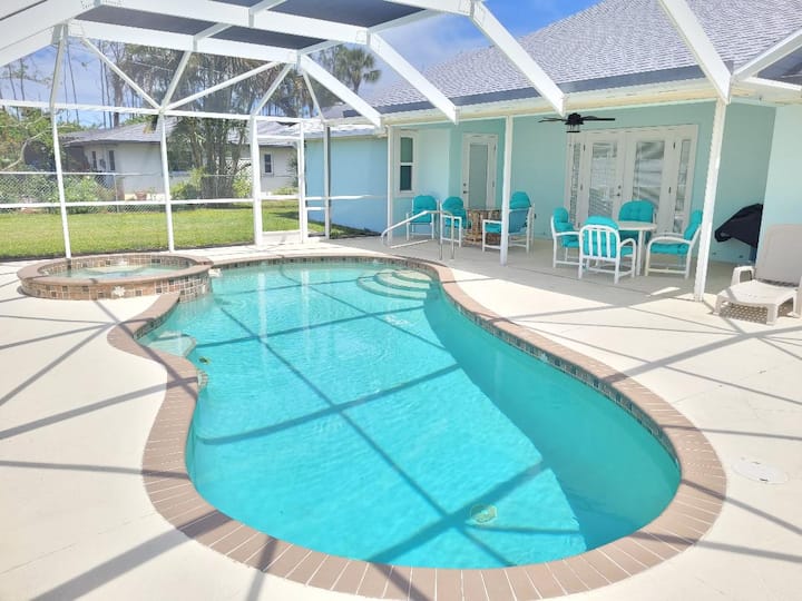 Sunny Poolside Home - Englewood, FL