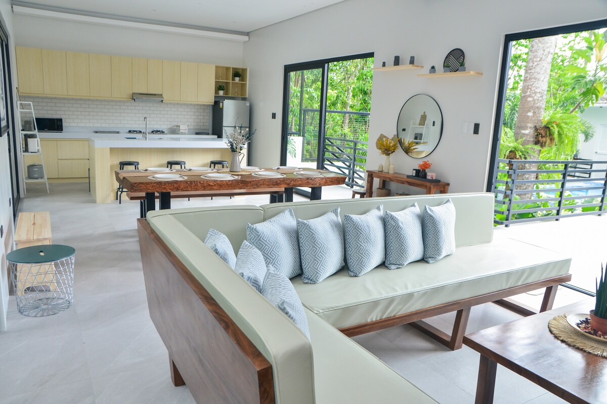 Tropical Haven: Infinity Pool Next to Nature - Villas for Rent in Santo ...