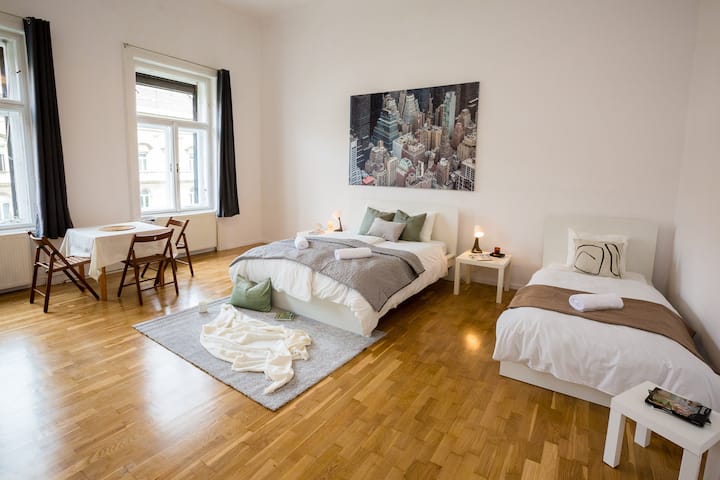 Spacious Downtown Apartment | Full Kitchen | 2 Br - Budapeszt