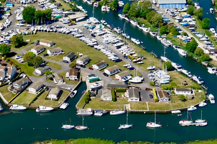 Family Retreat By The River - Club Casita - Mudeford