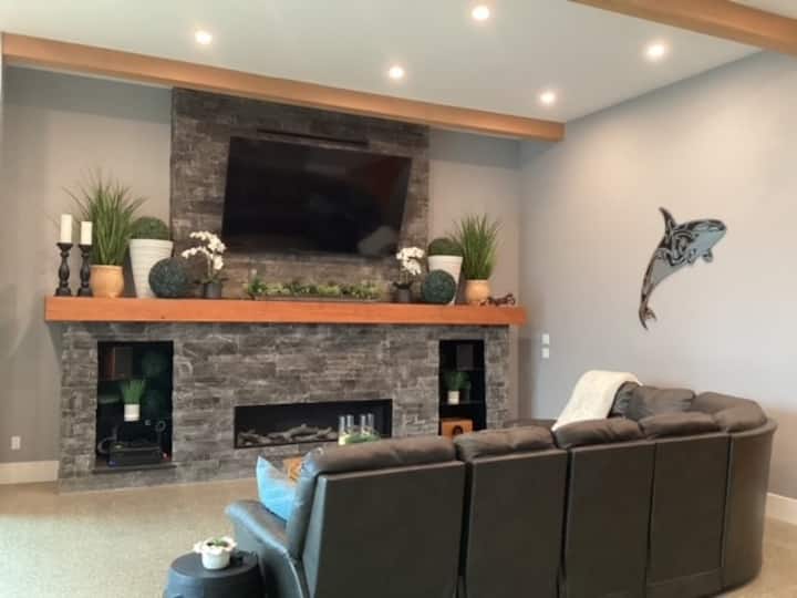 Illustrious Lakefront Estate Private Dock Hot Tub - Cowichan Bay