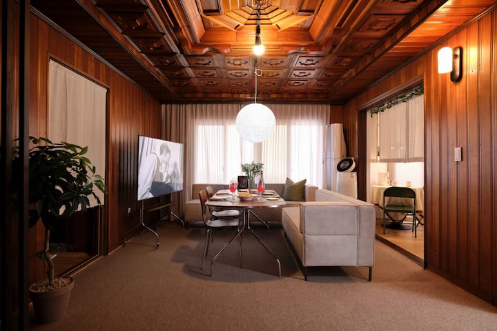 감성숙소 30평/신방화역2분/무료주차/넓은거실/김포공항.홍대 근접/소모임.가족모임추천 - Seoul