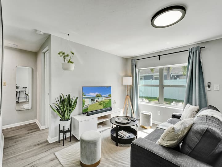 New Lavish 2 Bedroom Delray Beach Apt. - Delray Beach, FL