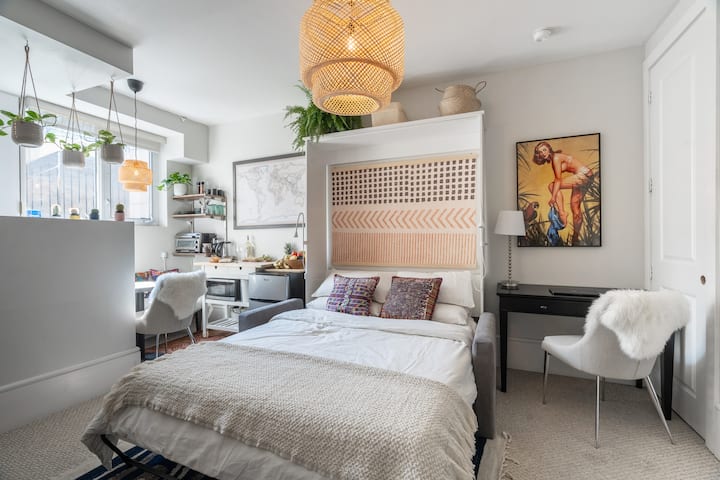 Chic Yorkville Pied-à-terre | Stylish Retreat - Toronto, ON