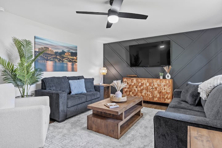 3 Bedroom Edgebrook Ranch Escape - Rockford, IL