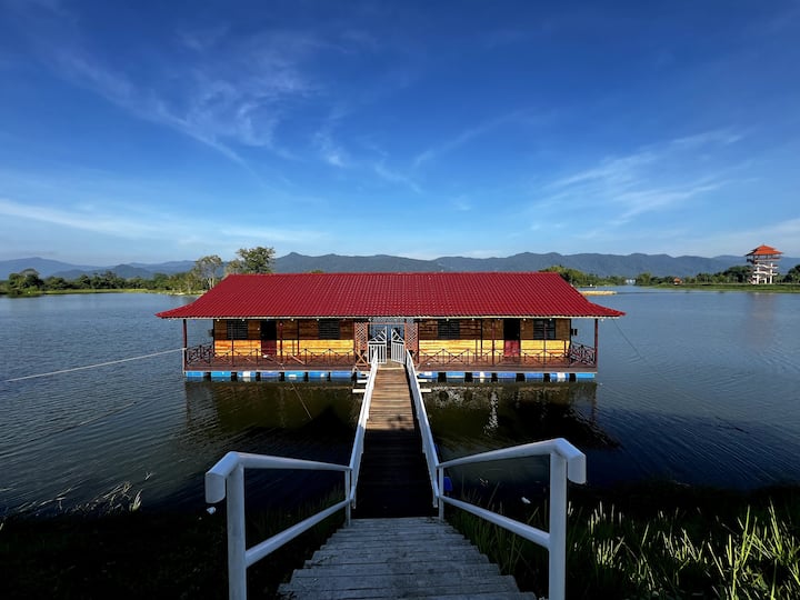 Rumah Rakit Berada Atas Tasik - Jerteh