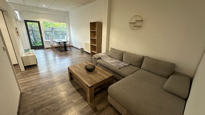 Großes Zimmer (46m²), Eigener Zugang - Walldorf