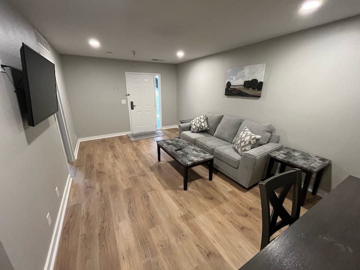 Aksarben Second Floor Apartment & Free Parking - Omaha, NE