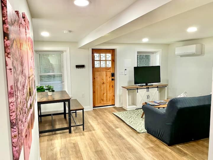 Modern 2 Br Apartment - Washington, D.C.