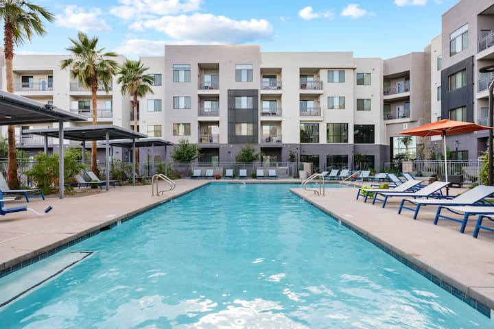 Sleek Desert Oasis | Pool, Gym, Hot Tub, King Bed - Tempe, AZ