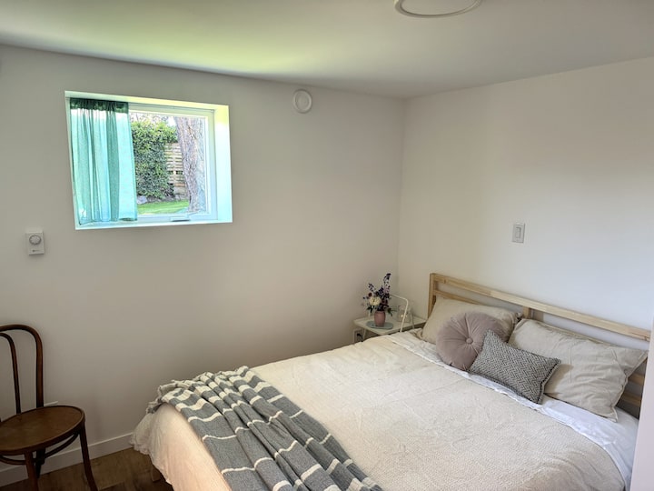 New, Clean, & Cute, Garden Suite - Victoria, Canadà