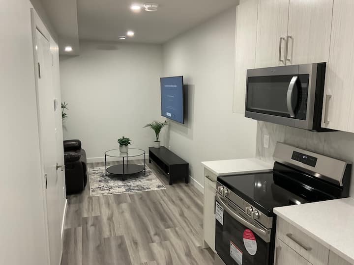 Cozy & Splendid 1 Bedroom Legal And Private Suite - Calgary