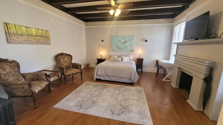 Charming And Classic 1 Br  In A Great Area - Illinois