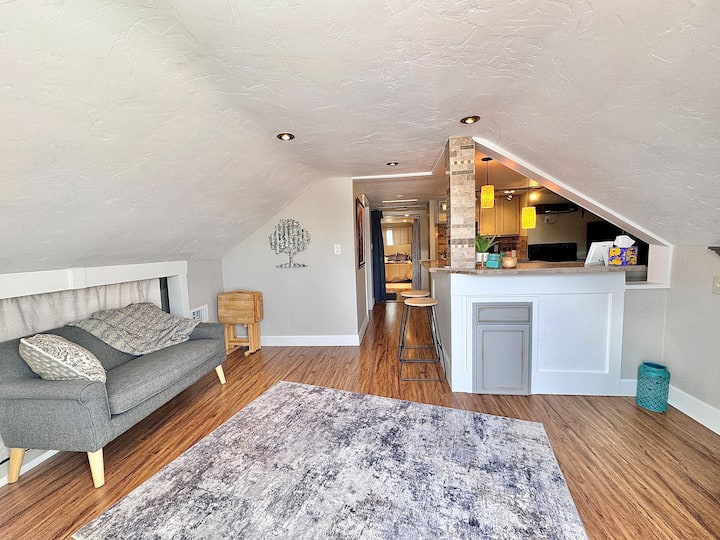 Cozy Loft Above Family Home - Billings, MT