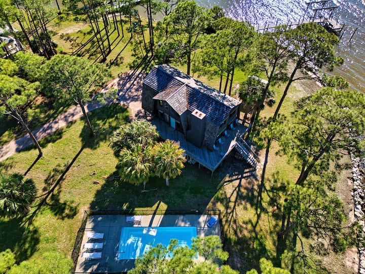 Bay Front! Private Dock! Large Pool! Sleeps 10! - St. George Island, FL