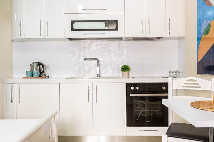 Stella's Stylish Studio - 1min Beach W Kitchen - Himarë