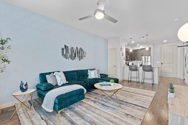 Rest & Recover! | King Bed, Pool, Gym & More - Tempe, AZ