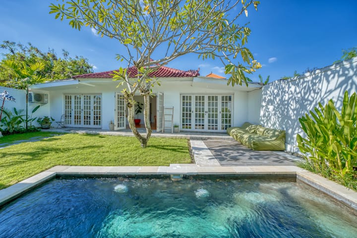 Stylish 4br Villa W/ Pool – Prime Canggu Location! - Canggu
