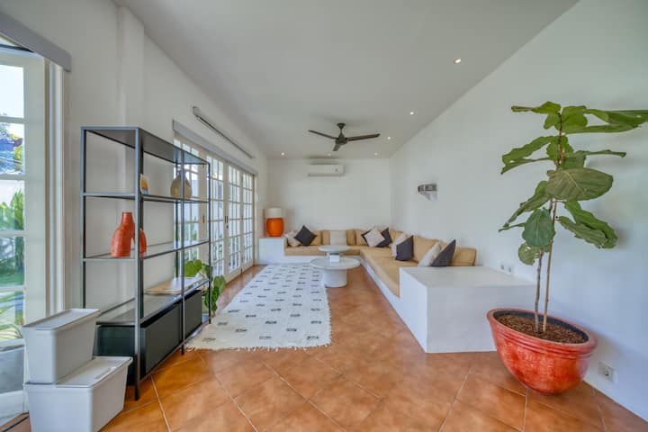 Stylish 4br Villa W/ Pool – Prime Canggu Location! - Canggu