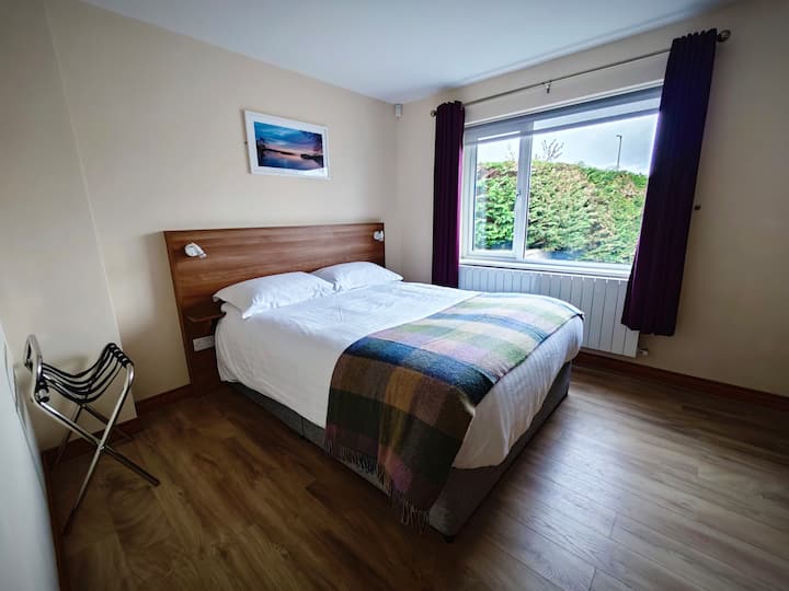 Double Room Private Bathroom - Donegal