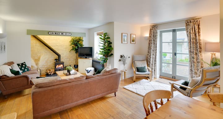 Toad Hall: Pet-friendly Family Stay, Lake Access - Cirencester