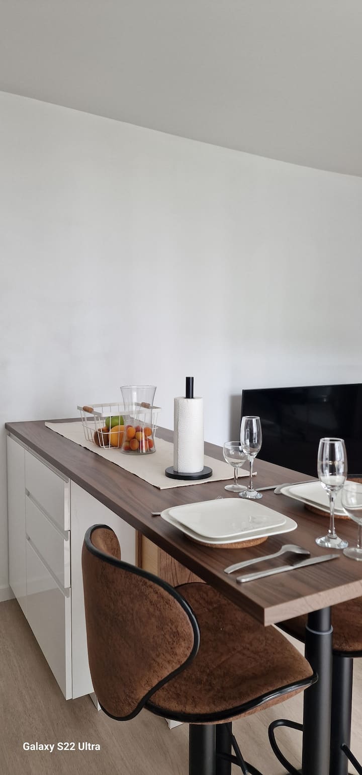 Cocon Dans Une Rue Sans Trafic. - Bobigny