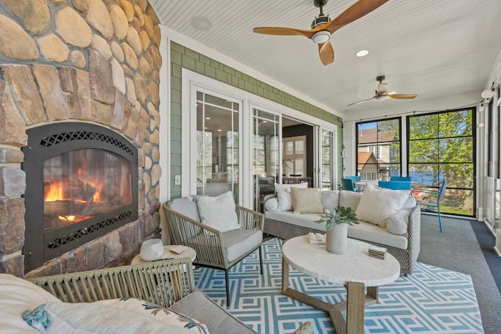 Lakefront Fireplace Escape | Winter Cozy Sleeps 12 - Fremont, IN