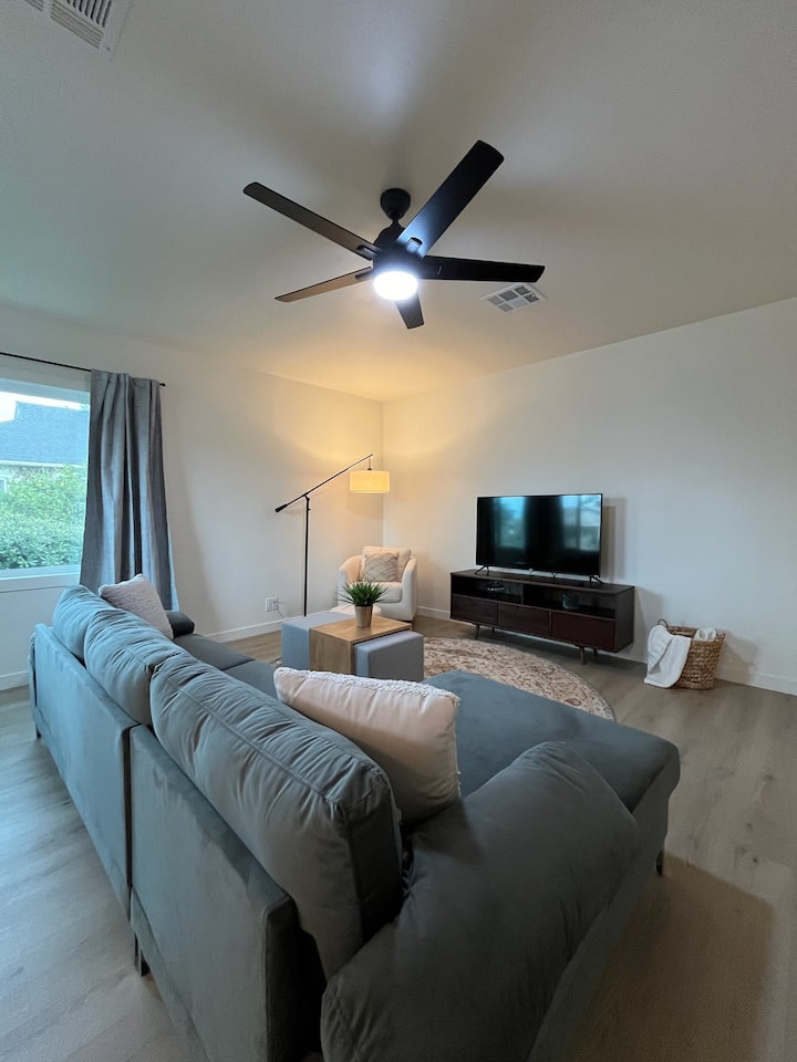 Spacious Retreat Next 2 Downtown - Bakersfield, CA