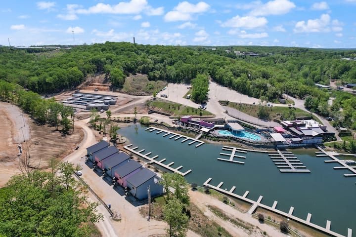 1177 New Lakefront 5 Bd. Sleeps 16 Backwater Jacks - Lake Ozark, MO