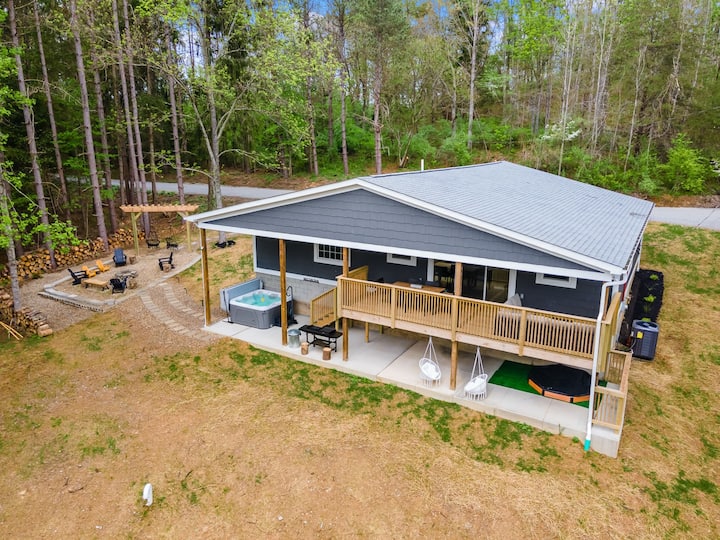 Hidden Hills Haven - Hot Tub, Fire Pit, Pool Table - New Plymouth, OH