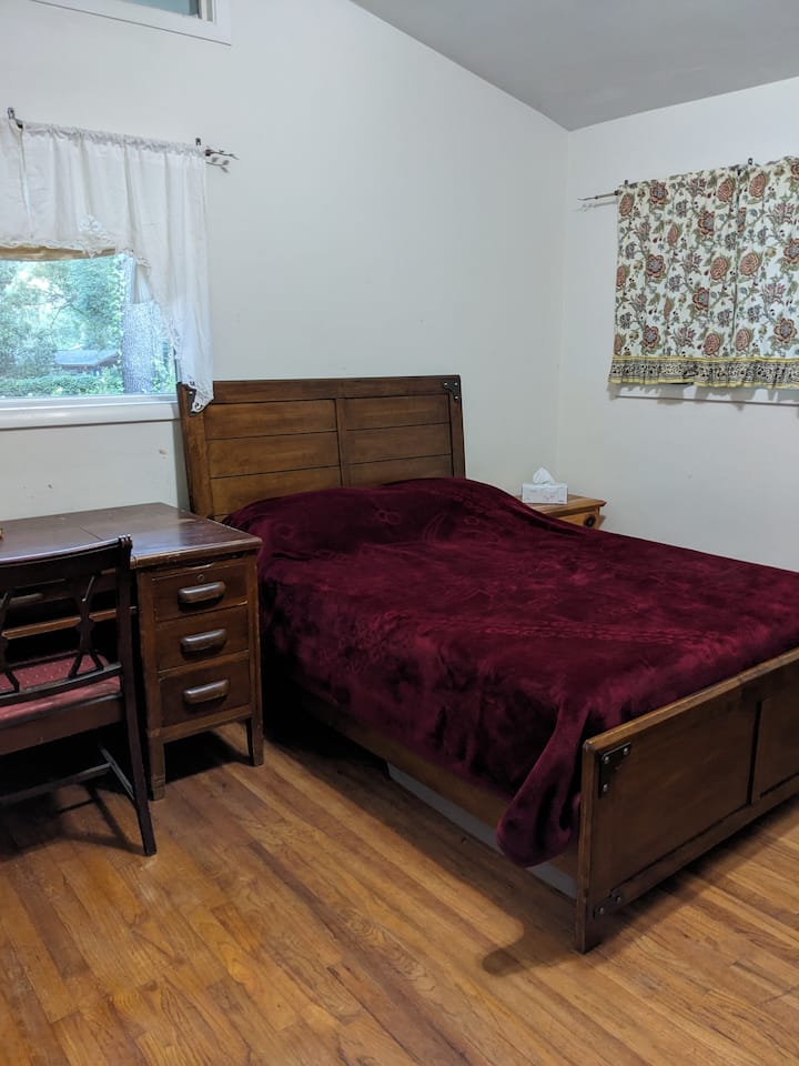 Quiet Residential  Bedroom - Tallahassee, FL