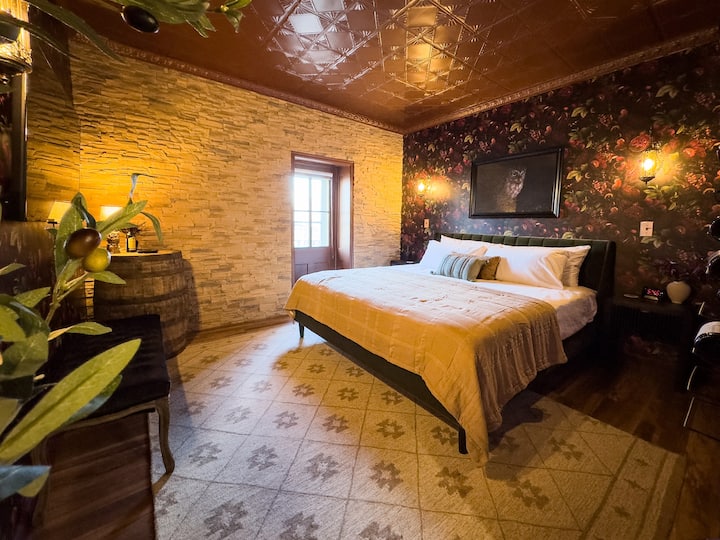 Hotel Lanesboro - Room 9 Merlot - Lanesboro, MN