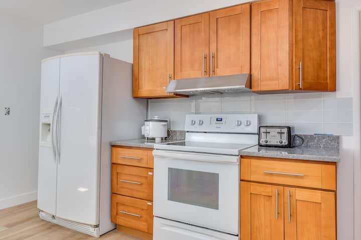 Nice Room Near Lougheed Skytrain / Mall - Burnaby