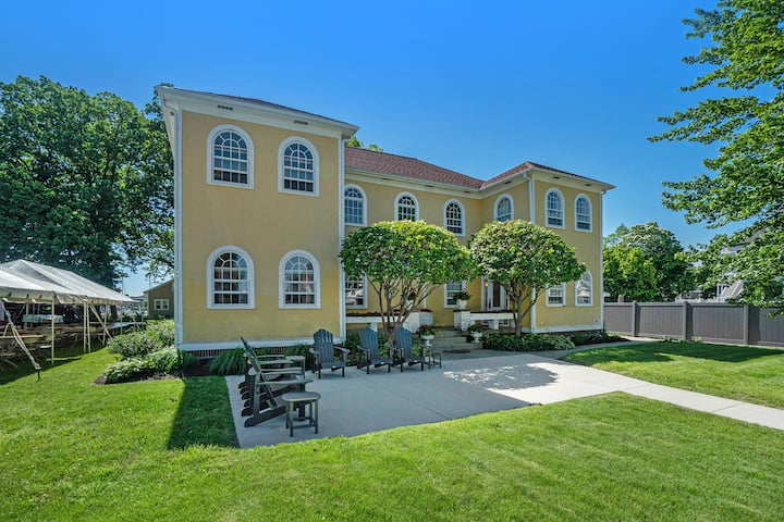 The Oakland North. 4 Bedrooms. 3 Baths. 10 Guests. - South Haven, MI