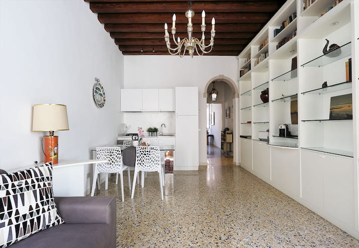 Guesthost - Casa Del Mandolino Cozy Apt - Veneza