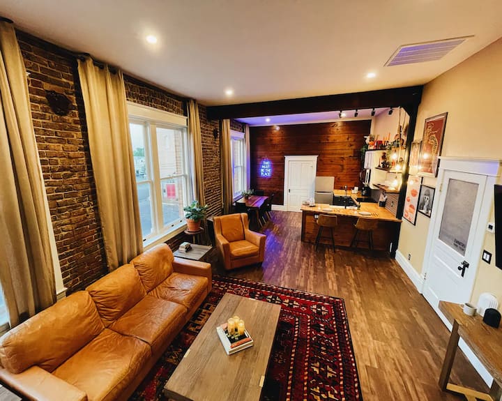 Historic Loft In The Heart Of Downtown Ptx - Palestine, TX