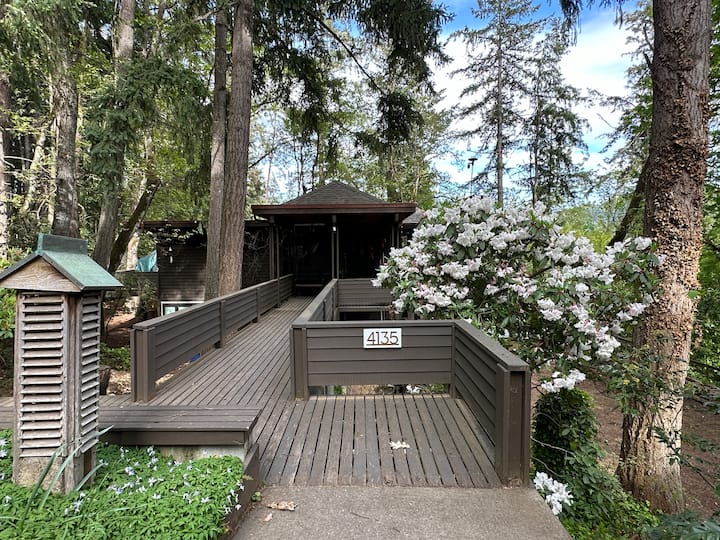 One Of A Kind Home In The Trees - Eugene, OR