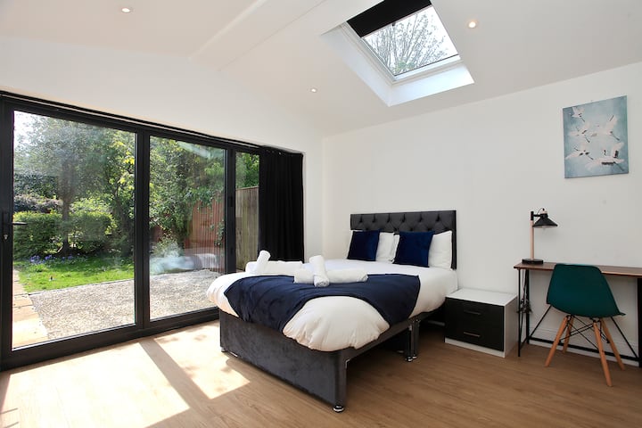 Westfield Studios ~ Modern Stay Near City Hospital - Peterborough