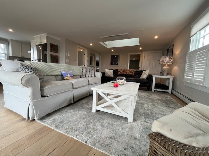 Cozy And Bright Condo With Oversized Deck - Nantucket, MA