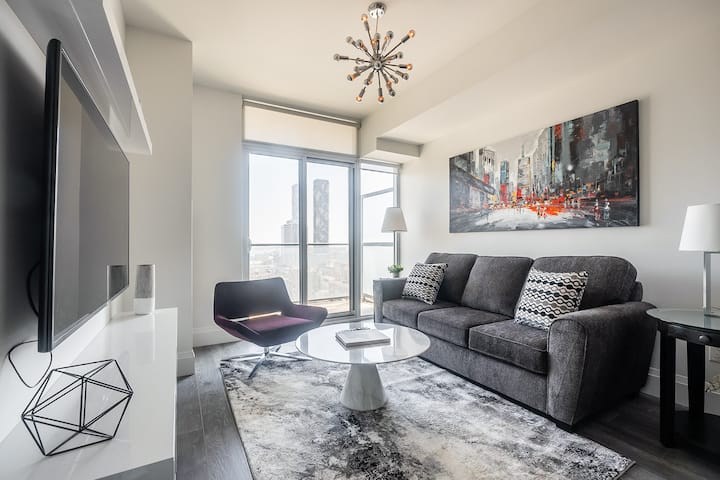 Skyline Views • Modern 1br • Sleeps 4 • Parking - Toronto