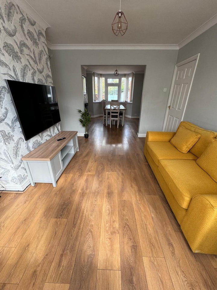 Modern 4-bed Home |Near Birmingham |Parking |Wifi - Birmingham